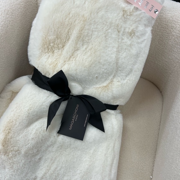 Magaschoni | Bedding | Magaschoni Faux Fur Throw | Poshmark